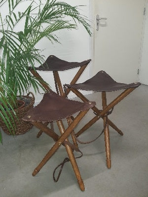 Driepoot Kruk Hout met groot Leder zitvlak